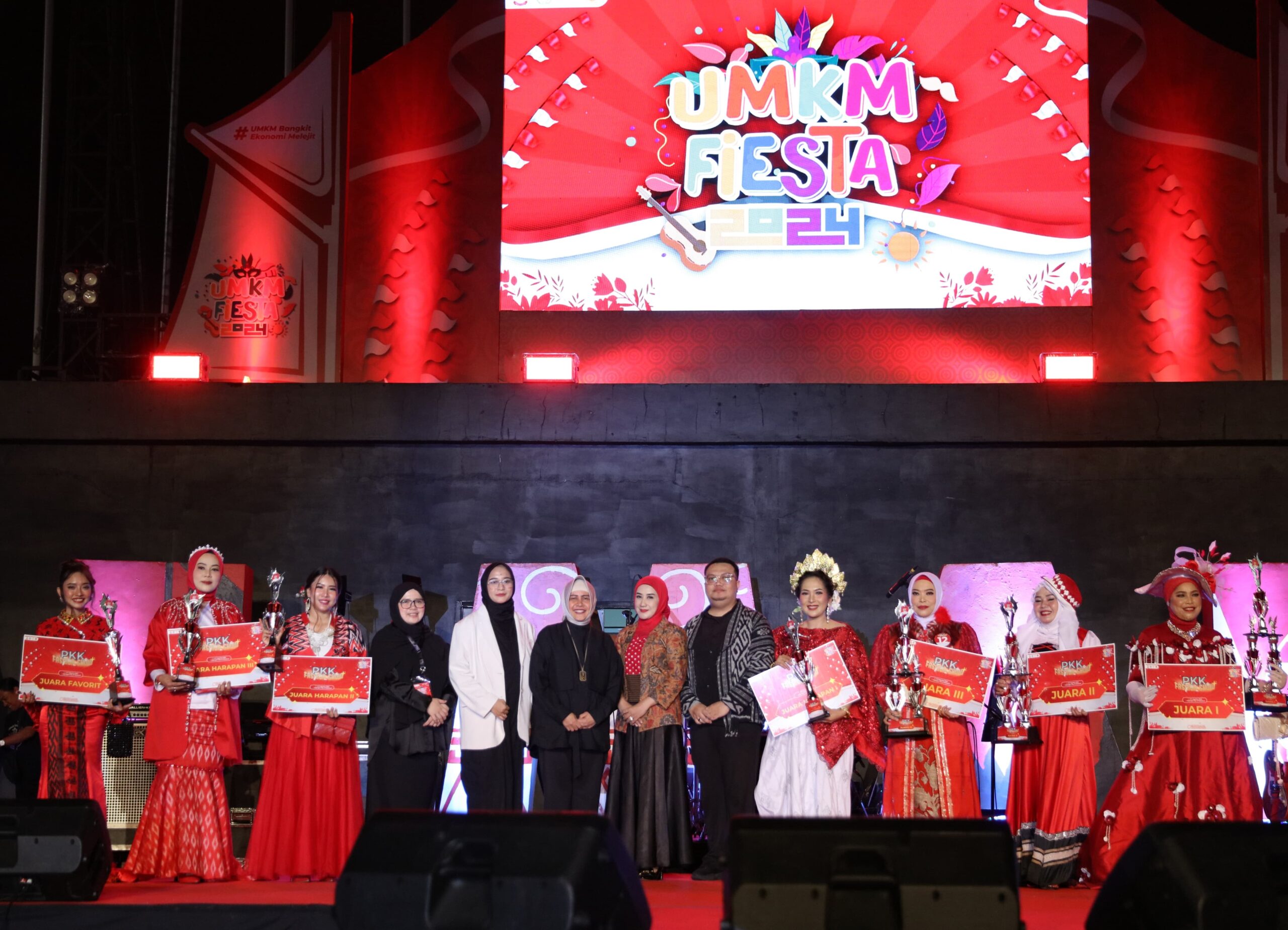 Panggung Fashion Show Tampilkan Beragam Produk UMKM Khas Masing-Masing ...